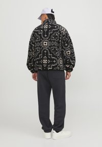 Jack & Jones BILL - Trainingsbroek - black/zwart - Zalando.nl