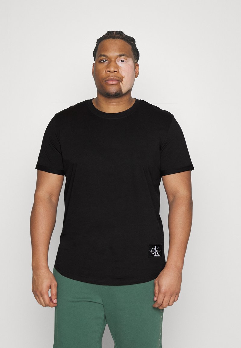 Calvin Klein Jeans Plus BADGE ROUND TEE - Basic T-shirt - black ...