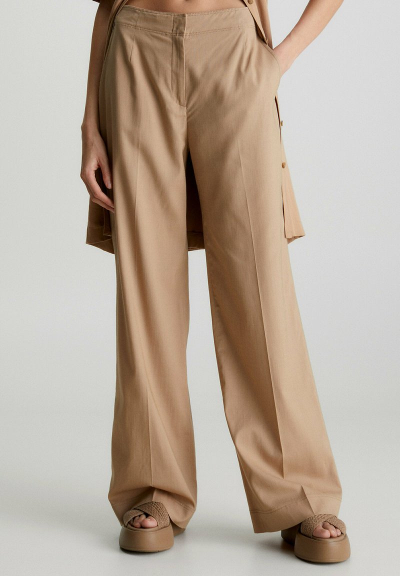 Calvin Klein SOFT - Trousers - timeless camel/camel - Zalando