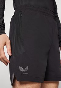 Castore WOVEN SHORTS - Outdoor Shorts - black/schwarz - Zalando.at