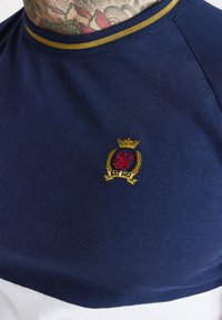 SIKSILK CREST CUT SEW SHORT SLEEVE - T-Shirt print - navy / white ...