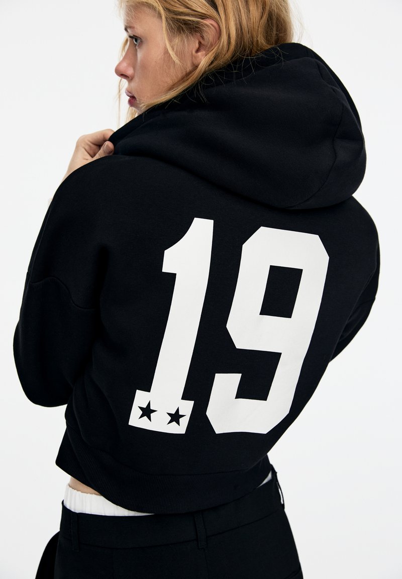 PULL&BEAR NUMBER GRAPHIC - Sweatjakke - black/sort - Zalando.dk