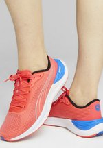 Puma ELECTRIFY NITRO - Laufschuh Neutral - fire orchid ultra blue/rot ...