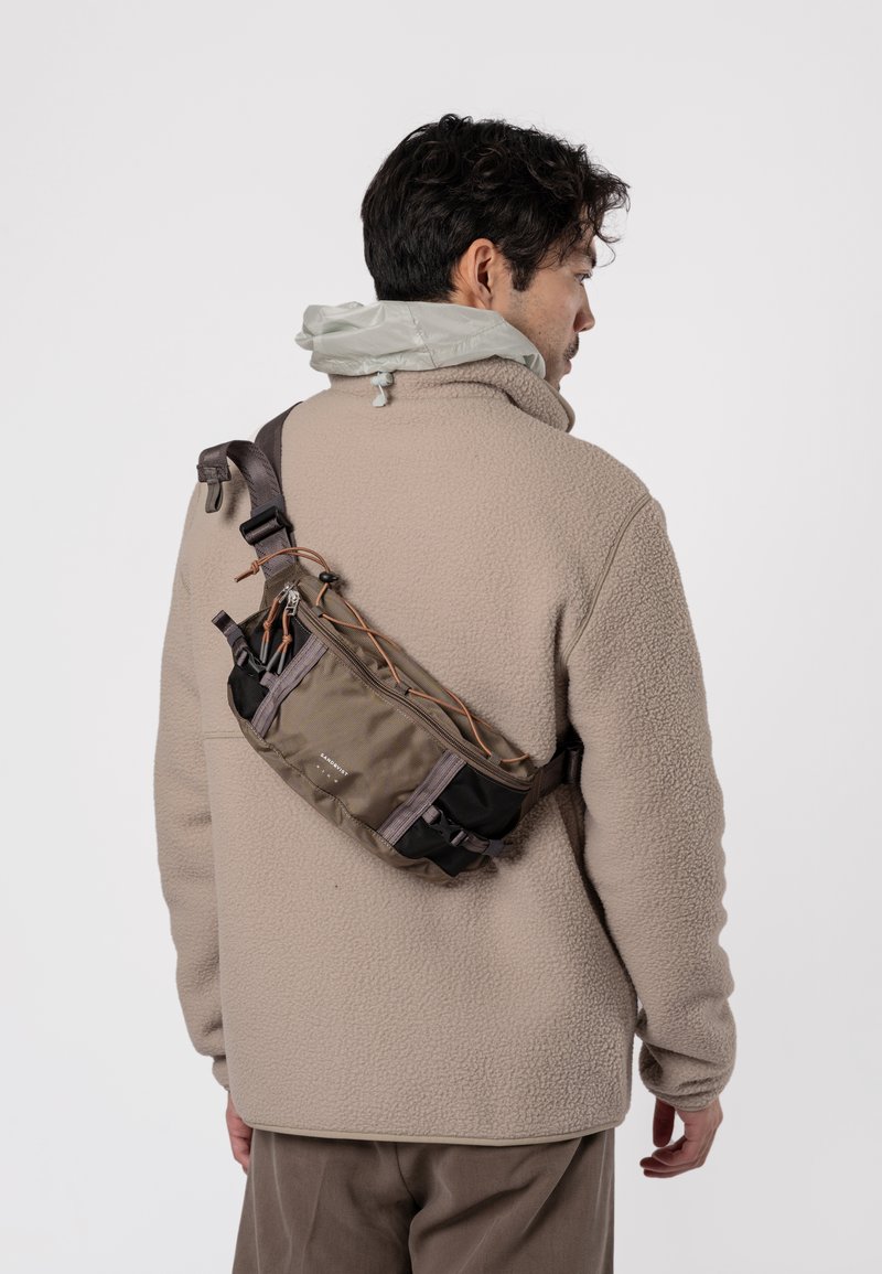 Sandqvist ALL TERRAIN HIKE UNISEX - Jostas soma - multi brown/brūns ...