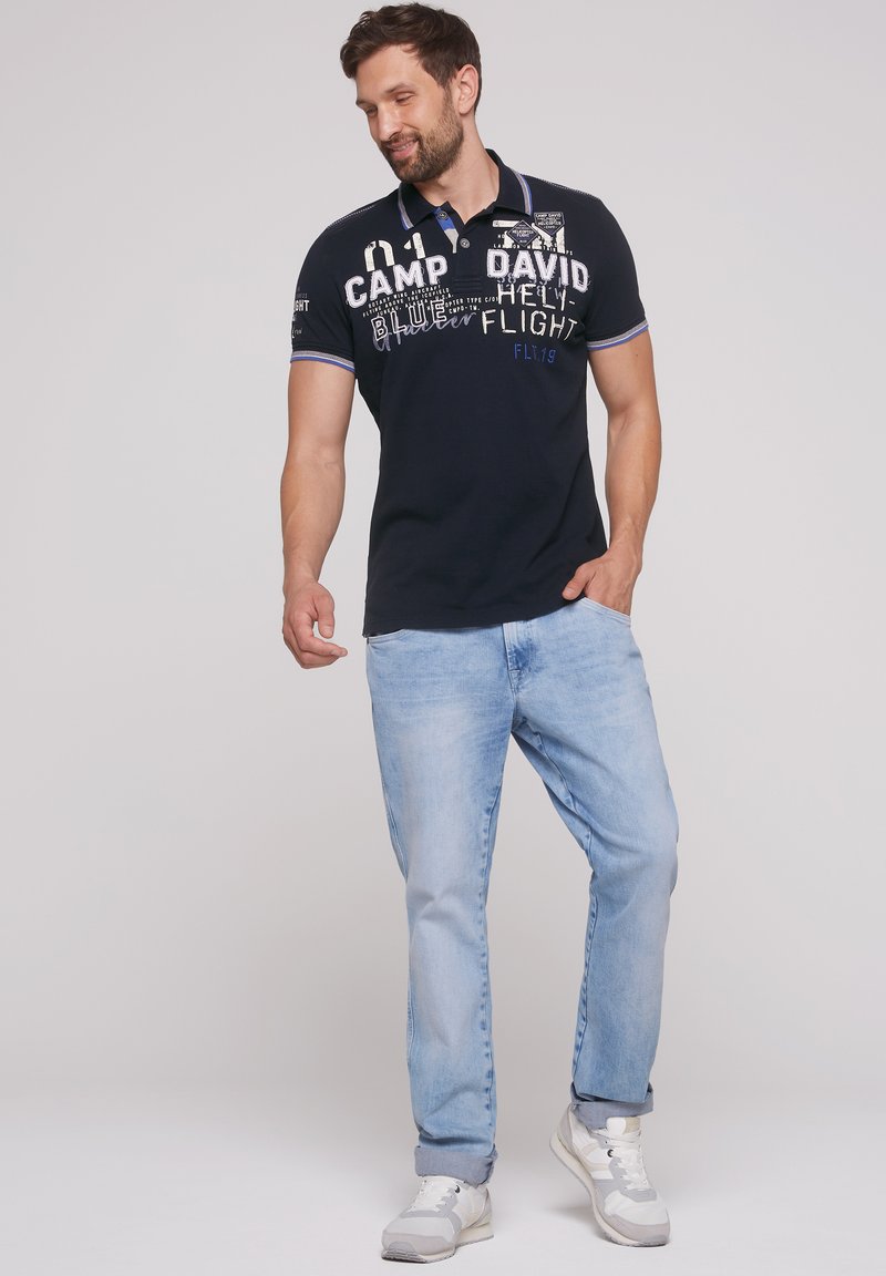 Camp David MIT LABEL-APPLIKATIONEN - Polo shirt - blue navy/dark blue ...