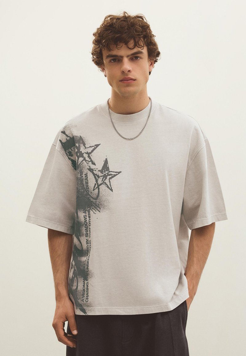 Bershka BOXY FIT PRINT T-SHIRT - T-Shirt print - light grey/hellgrau ...