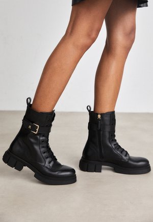 Tommy Hilfiger BUCKLE LACE UP BOOT - Schnürstiefelette - black/schwarz - Zalando.at