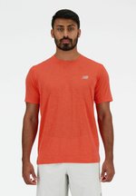 New Balance ATHLETICS RUN - T-shirt basic - neo flame heather/rood ...