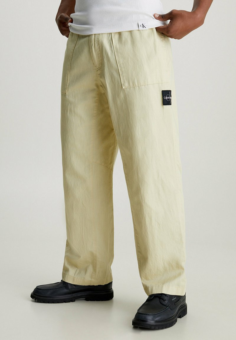 Calvin Klein Jeans Trousers - green haze/green - Zalando