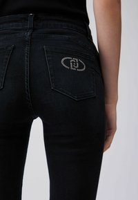 LIU JO HIGH-RISE - Jeans Tapered Fit - black/zwart - Zalando.nl