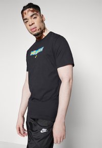 Nike Sportswear TEE SPRING BREAK - Tričko s potlačou - black/čierna ...