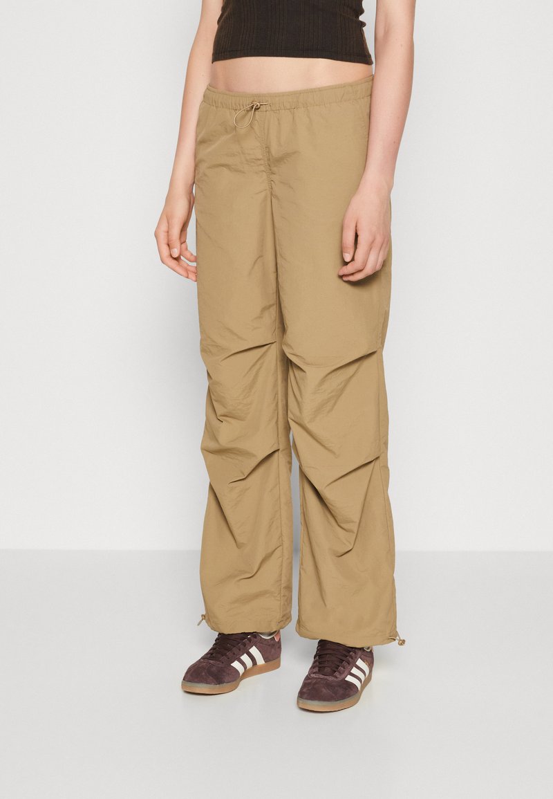 JDY JDYZOLA PARACHUTE PANT - Pantalon classique - lead gray/beige ...