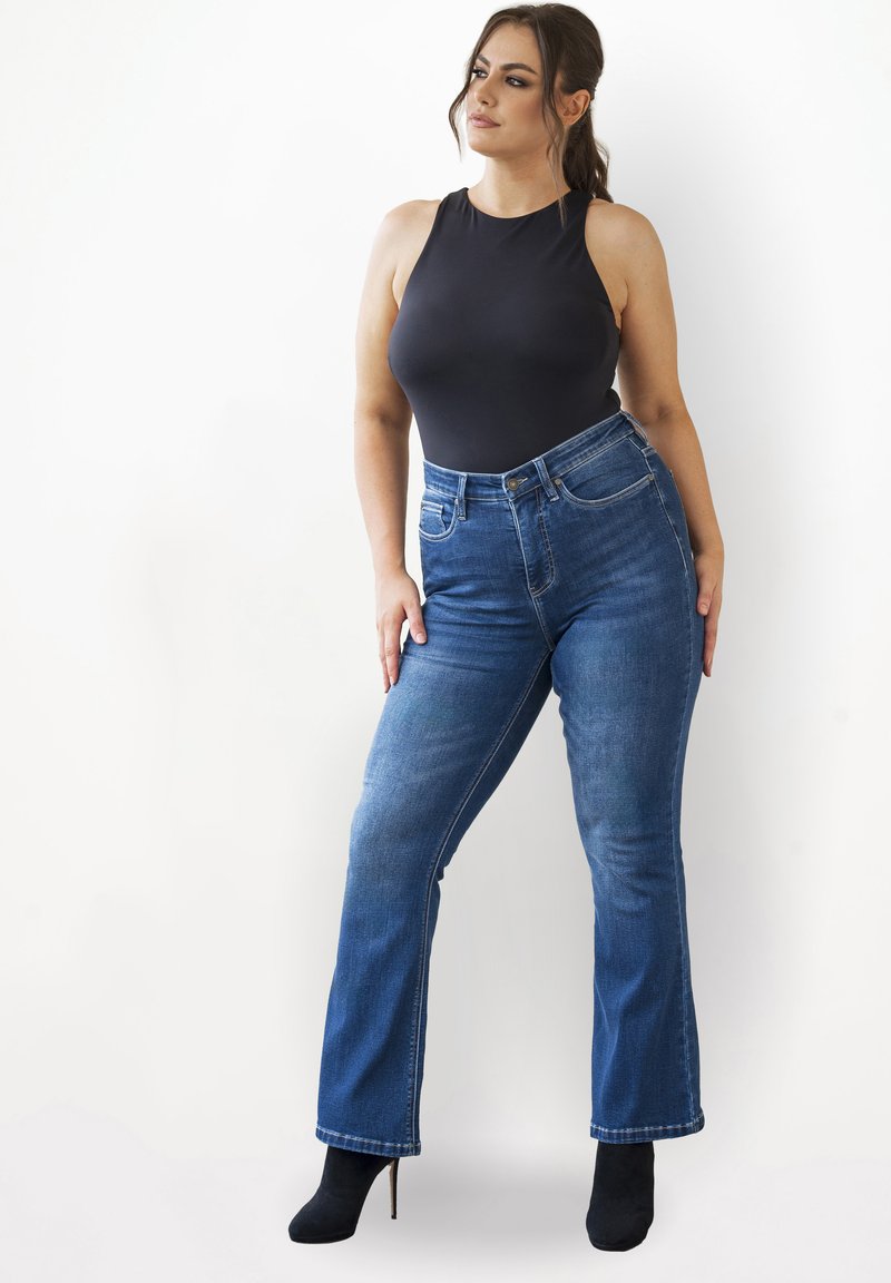 FOX FACTOR BOBI DUBAI - Bootcut jeans - dubai blue/blauw denim ...