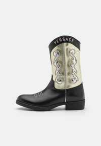 Versace EMBROIDERY - Botas camperas - black/gold/silver/negro - Zalando.es