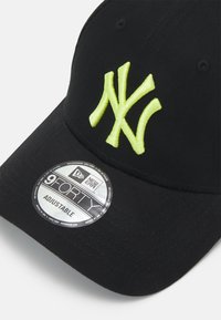 New Era LEAGUE ESSENTIAL 9FORTY® UNISEX - Pet - black/zwart - Zalando.nl