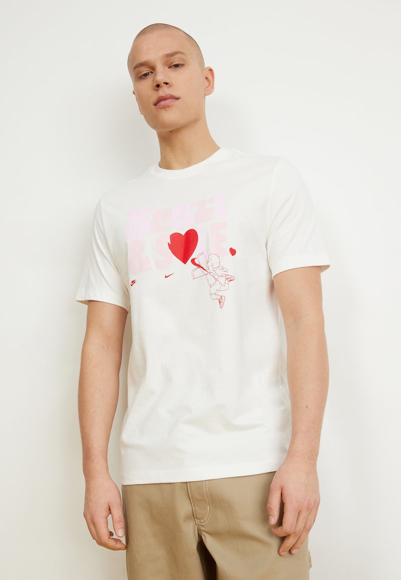Nike Sportswear HEART - Marškinėliai su spaudiniu - white/balta ...
