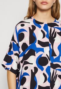 Monki Blusenkleid - pink lisendna/pink - Zalando.ch