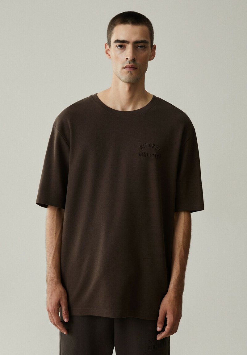 Diverse - T-shirt z nadrukiem/ciemnobrązowy - Zalando.pl