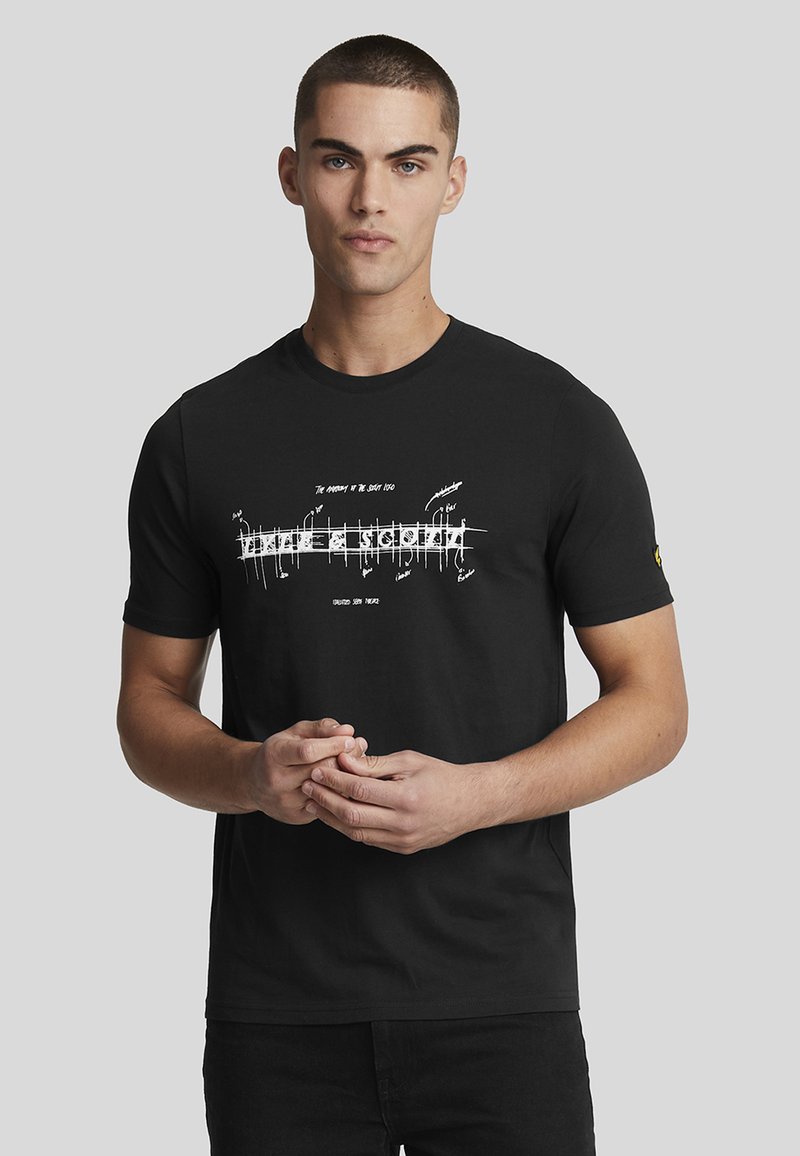 Lyle & Scott ANATOMY OF TYPE GRAPHIC - Printtipaita - jet black/musta ...