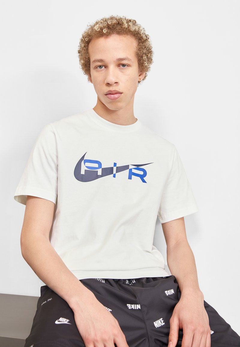 Nike Sportswear AIR GRAPHIC TEE - Triko s potiskem - summit white ...