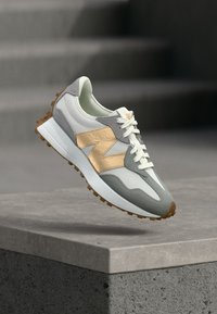 New Balance W327 - Sneakers - grey matter/gold-coloured metallic/grå ...