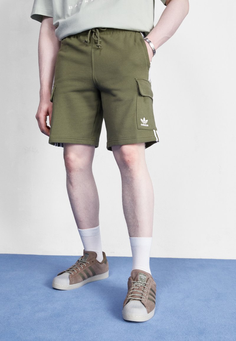 adidas Originals Tracksuit bottoms - olive strata/olive - Zalando.co.uk