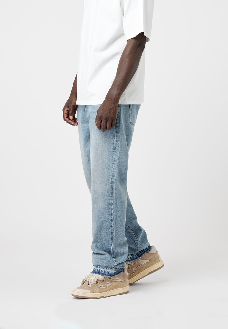 EIGHTYFIVE OPEN HEM JEANS - Jeans Relaxed Fit - light wash blue/light ...