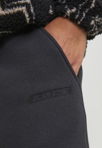 Jack & Jones BILL - Trainingsbroek - black/zwart - Zalando.nl