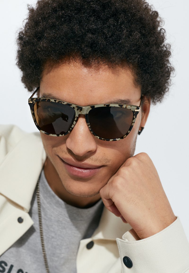 Hawkers ONE CROSSWALK - Gafas de sol - brown/marrón oscuro - Zalando.es