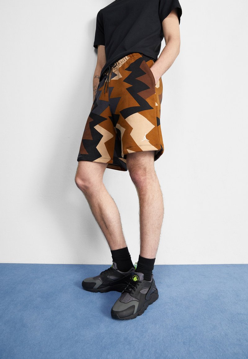 Jordan M J FLT AOP - Outdoor Shorts - black/sail/beige - Zalando.de