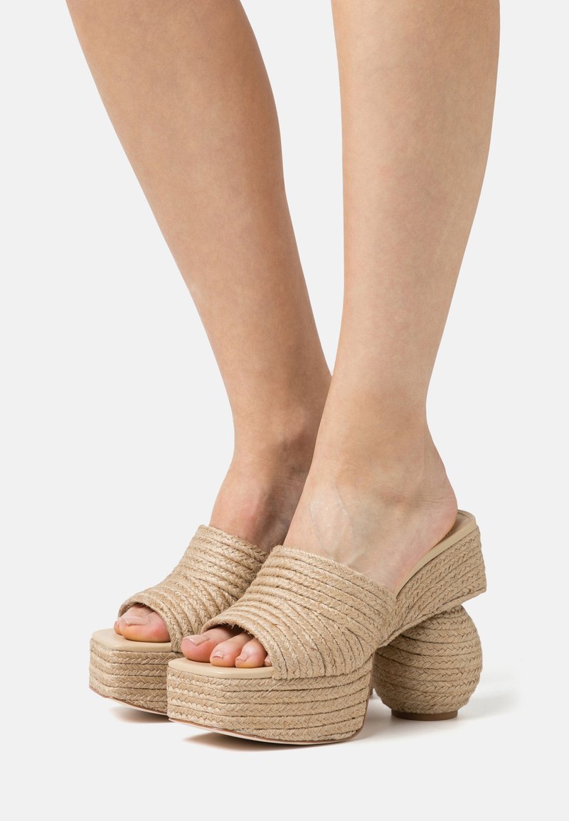 Cult Gaia ASHLEY PLATFORM - Heeled mules - natural/beige - Zalando.ie