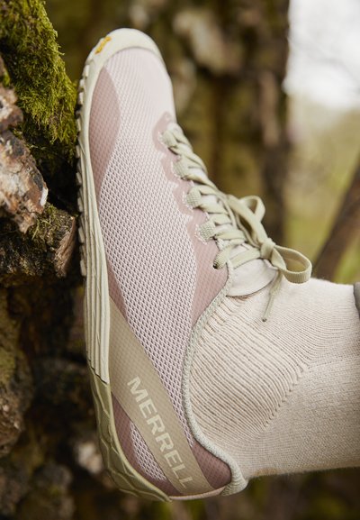 Merrell VAPOR GLOVE 6 - Laufschuh Natural running - white/light blue ...