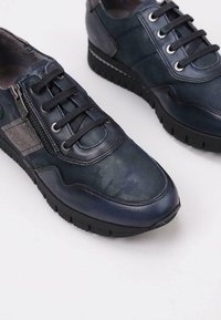 Fluchos F1624 - Baskets basses - blue/bleu marine - ZALANDO.FR