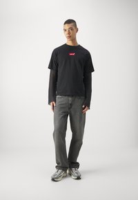 Levi's® LSEVINTAGE FIT GR TEE - Print T-shirt - caviar/black - Zalando ...