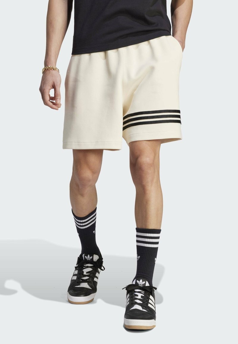 adidas Originals ADICOLOR NEUCLASSICS - Shorts - white/blanco - Zalando.es