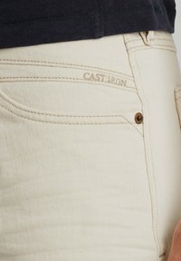 Cast Iron SHIFTBACK - Jeans Shorts - summer sand/beige - Zalando.ch