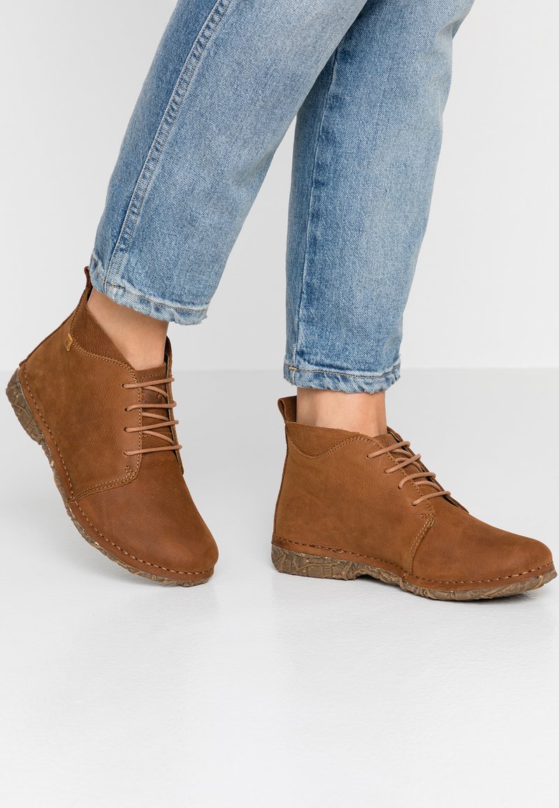 El Naturalista Botines bajos - pleasant wood/marrón - Zalando.es