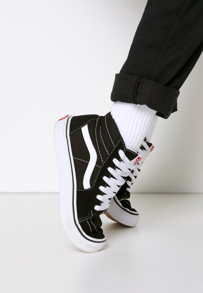 Vans OLD SKOOL - Matalavartiset tennarit - black/true white/musta ...