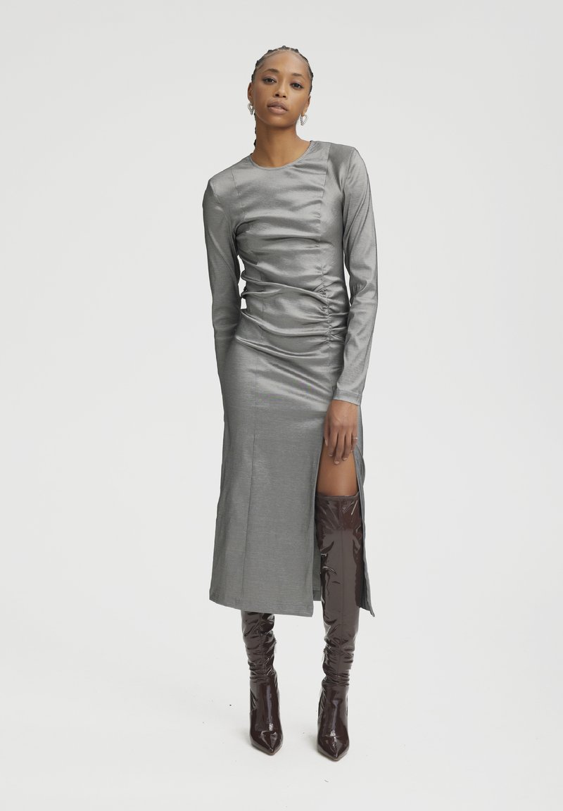Gestuz YESICA MIDI - Robe fourreau - black silver metallic/argenté ...