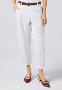 Oltre BAGGY CON CINTURA - Relaxed fit jeans - bianco/white - Zalando