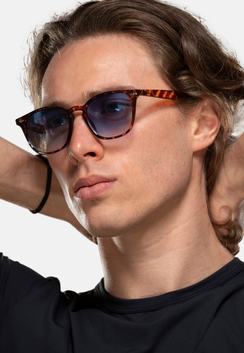 TWIG RENOIR Aurinkolasit Tortoise Cyan ruskea Zalando fi twig-renoir-aurinkolasit-tortoise-cyan-ruskea-zalando-fi