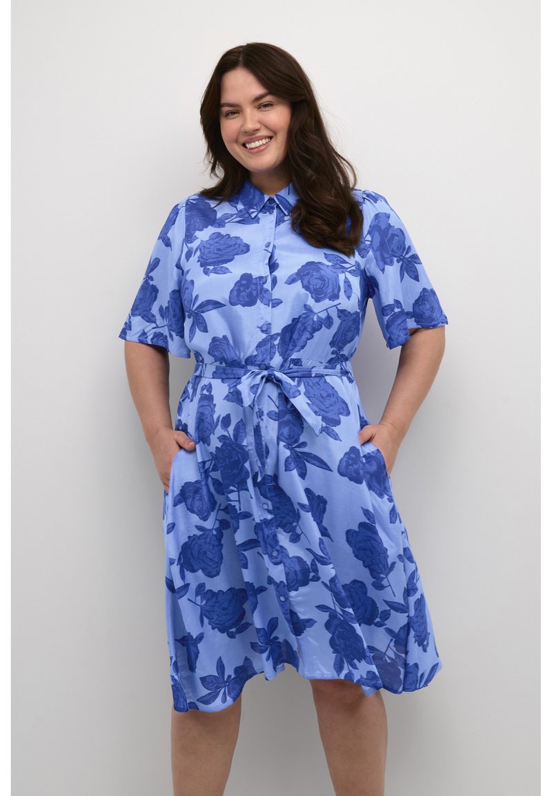 Kaffe Curve KCSAFINA OLINE - Shirt dress - blue flower print/light blue ...