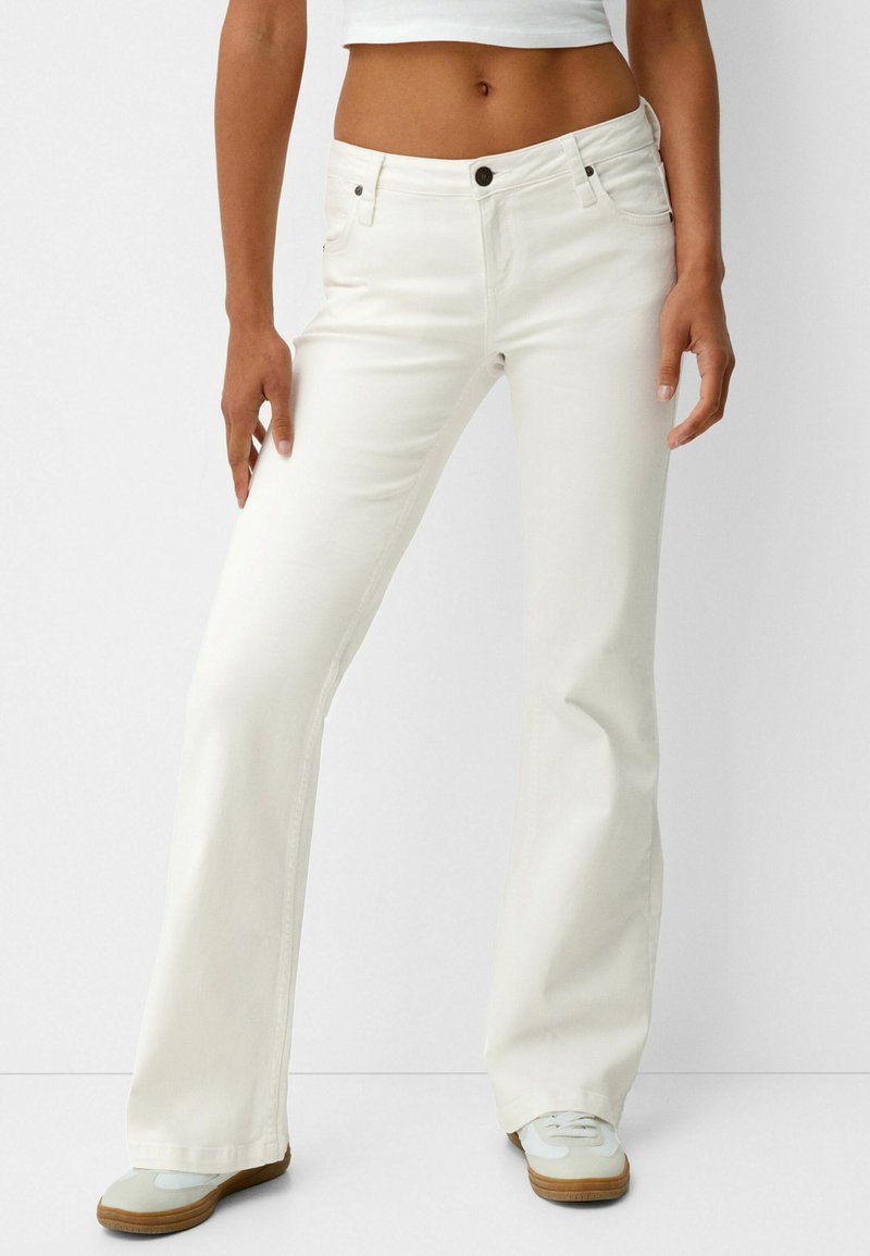 Bershka TWILL - Flared jeans - white/vit - Zalando.se