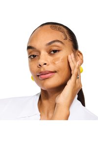 Clinique UV SOLUTIONS BRIGHTENING TINTED SUNSCREEN SPF50 - Protector ...