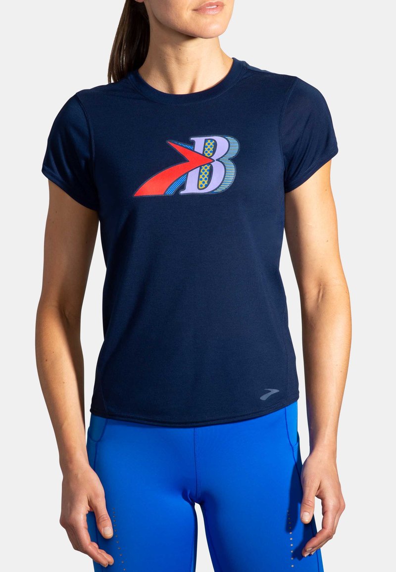 Brooks DISTANCE GRAPHIC SHORT SLEEVE - Sports T-shirt - navy brooks b ...
