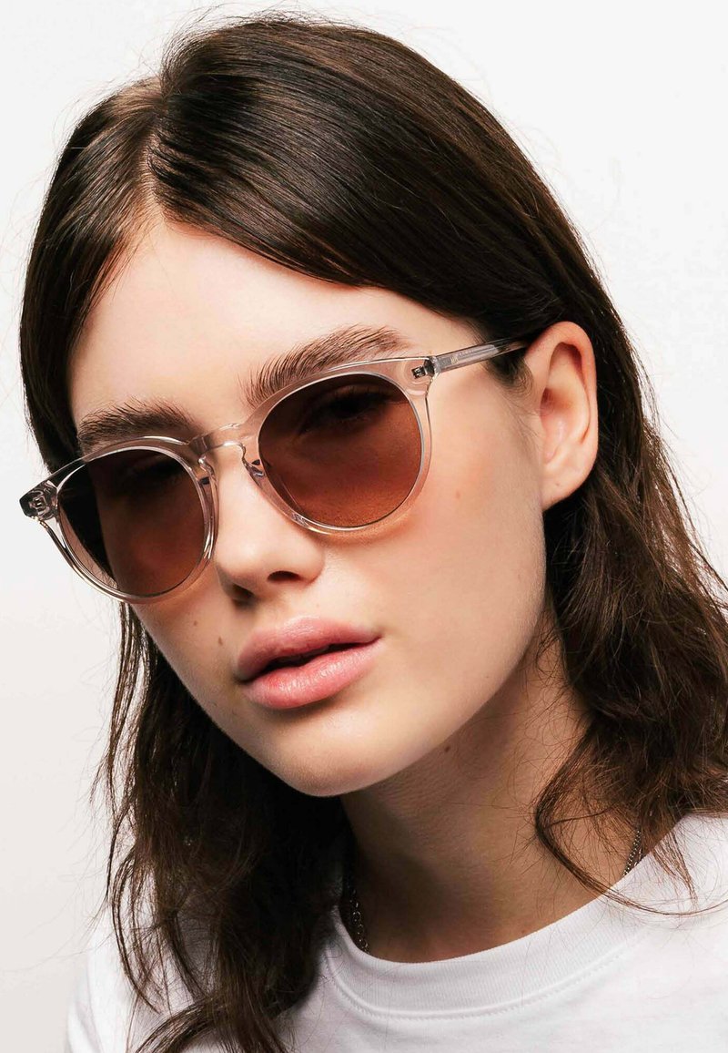 Messy Weekend NEW DEPP BESTSELLER - Lunettes de soleil - rosé brown ...