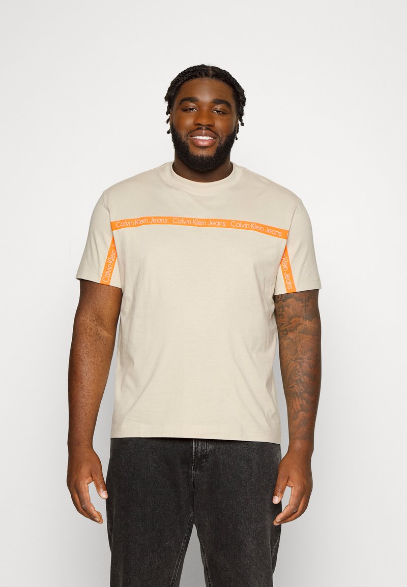 Calvin Klein Jeans Plus LOGO TAPE TEE - T-shirt imprimé - classic beige ...