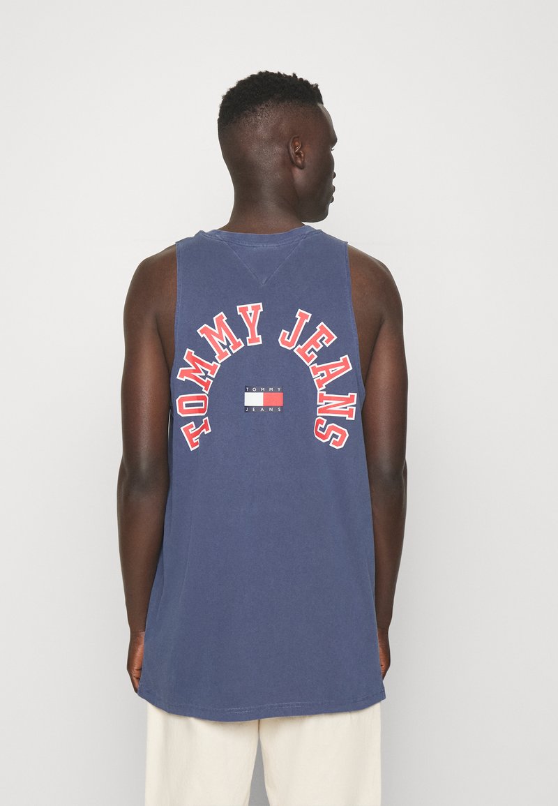 Tommy Jeans CURVED COLLEGE TANK - Débardeur - twilight navy/bleu marine ...
