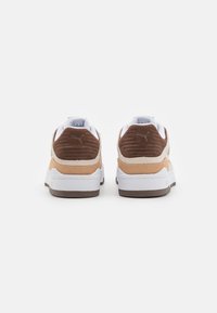 Puma SLIPSTREAM UNISEX - Sneakers laag - white/warm white/dusty tan/wit ...