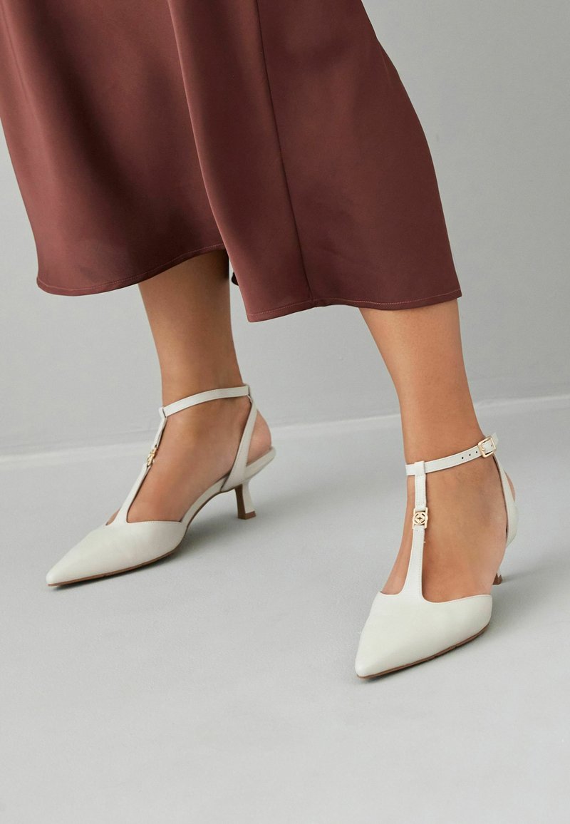 Next FOREVER COMFORT WITH T BAR KITTEN - Pantofi clasici cu toc - bone ...